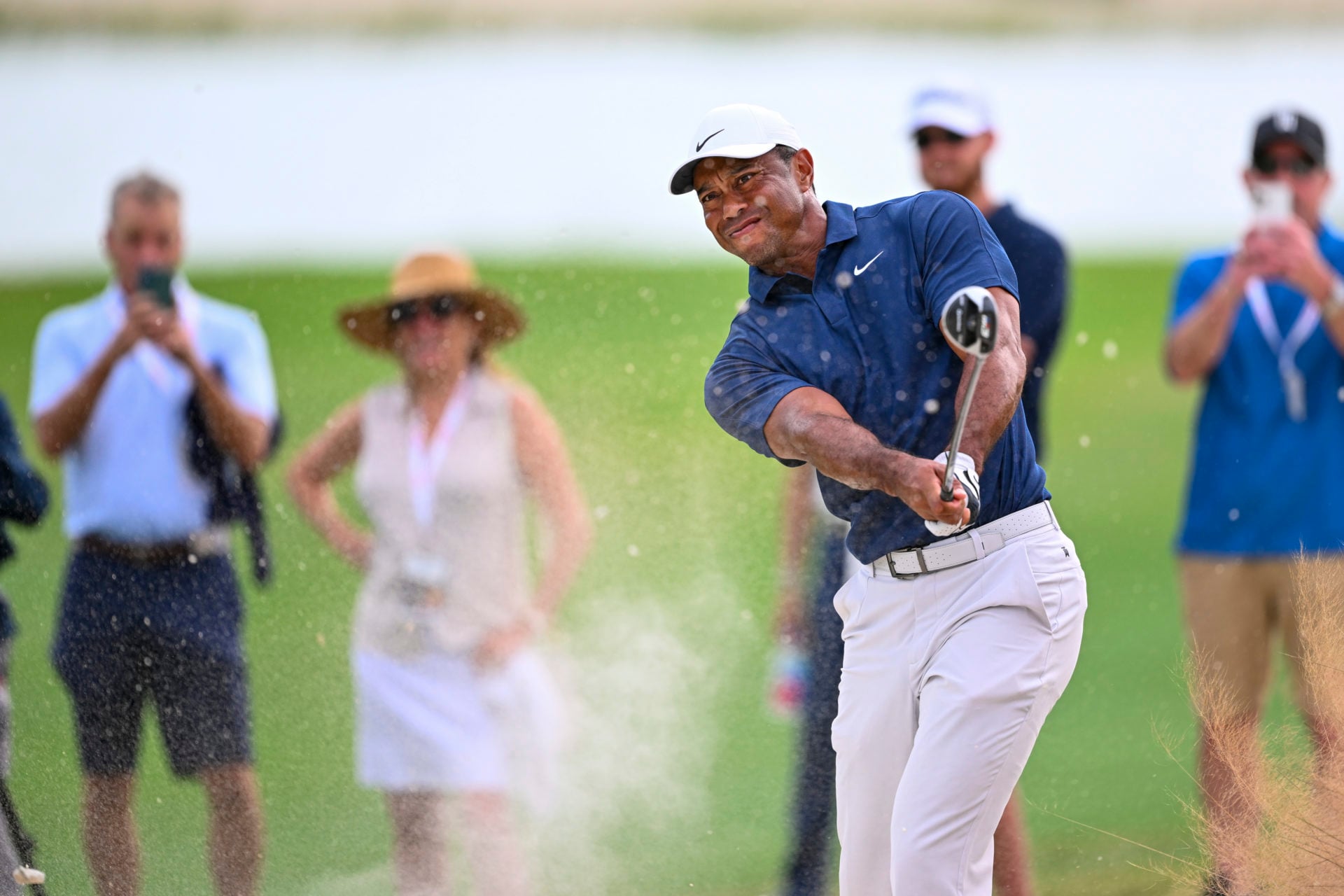 Tiger Woods tells amateur golfers exactly how to hit his famous stinger ...