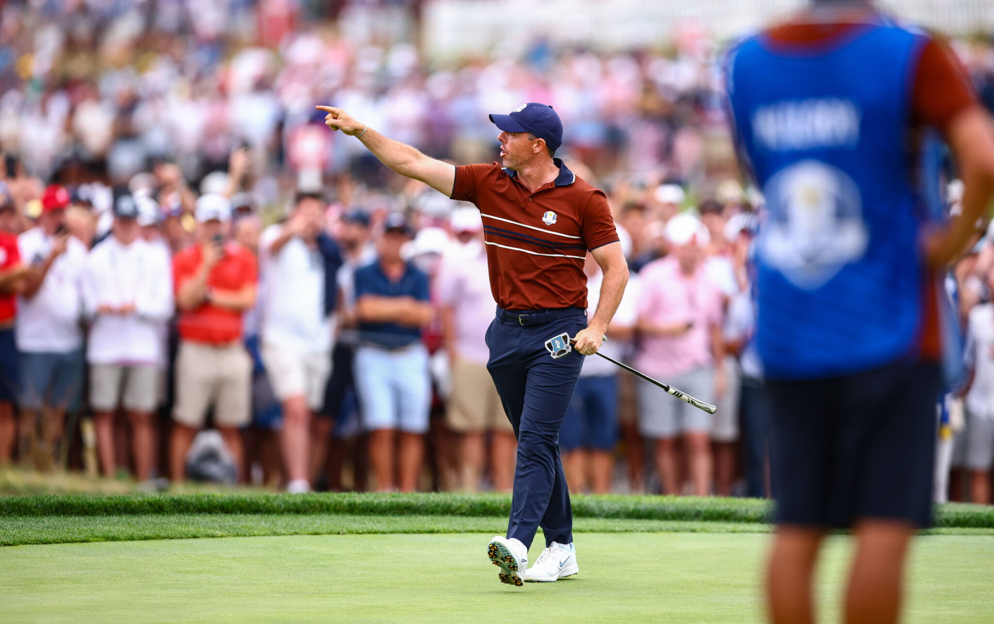 What Justin Thomas was spotted doing as Rory McIlroy abuse took a turn ...